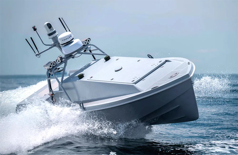 Voici le bateau-drone Corsair qui a repêché l'équipage Apache abattu du ...
