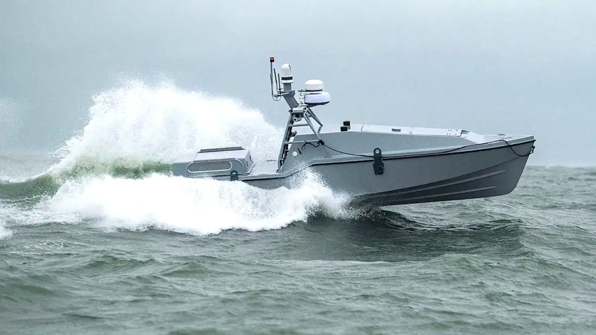 Voici le bateau-drone Corsair qui a repêché l'équipage Apache abattu du ...
